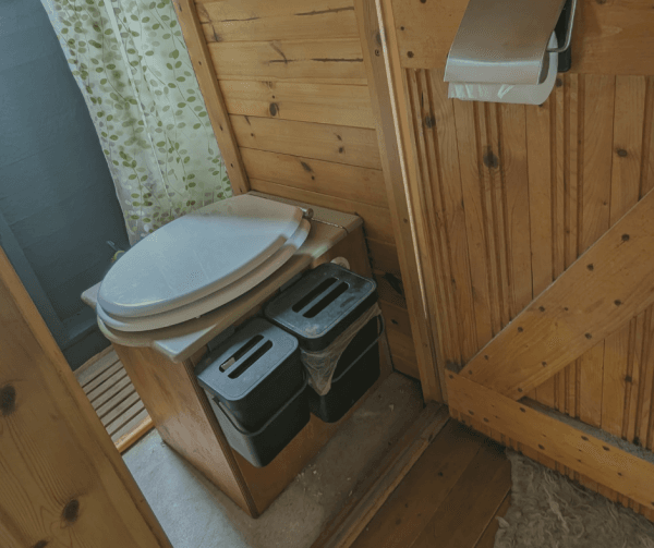 Choosing Your Off-Grid Toilet: What Are The Options? - Homes Off Grid